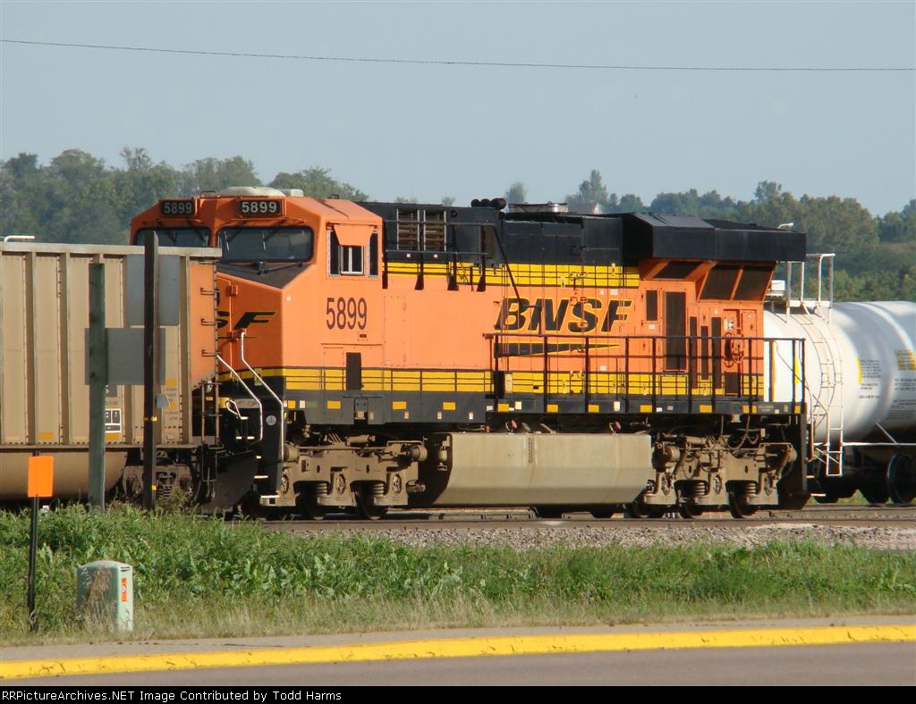 BNSF 5899